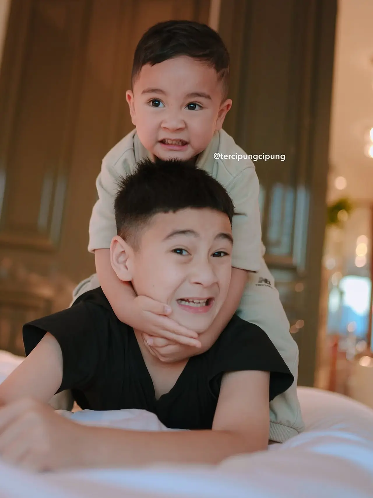 7 Potret Bromance Rafathar dan Rayyanza Main Bareng, Kakak Beradik Menggemaskan - Hot Liputan6.com
