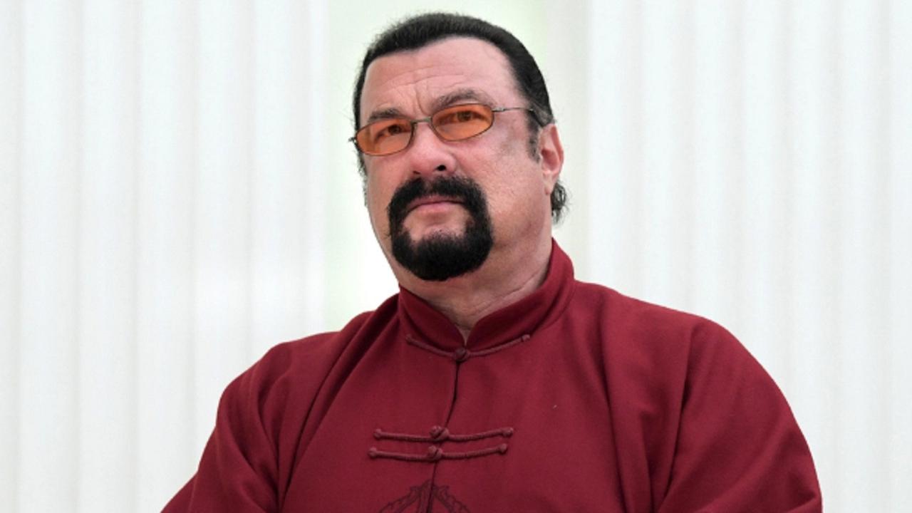 Viral, Video Steven Seagal Sambangi Rumah Adat Dayak dan Cium Mandau