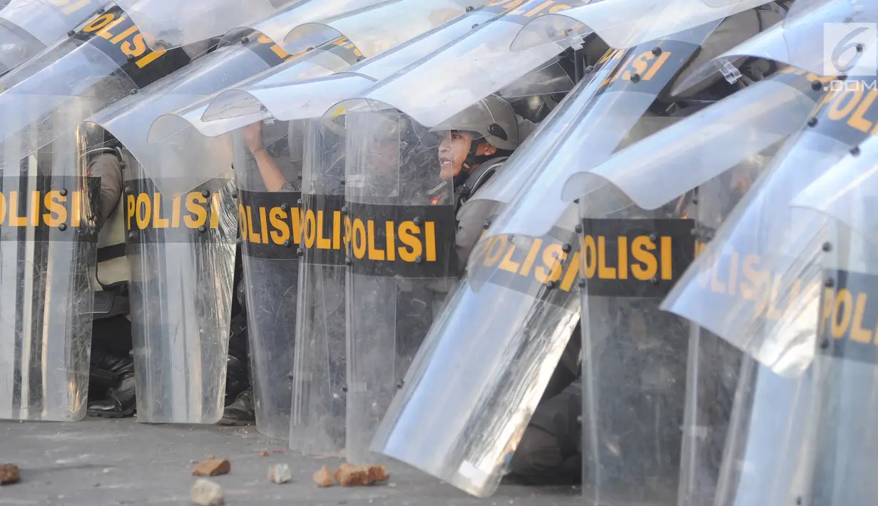 FOTO: Demonstran Serang Barikade Polisi di DPR - Foto Liputan6.com