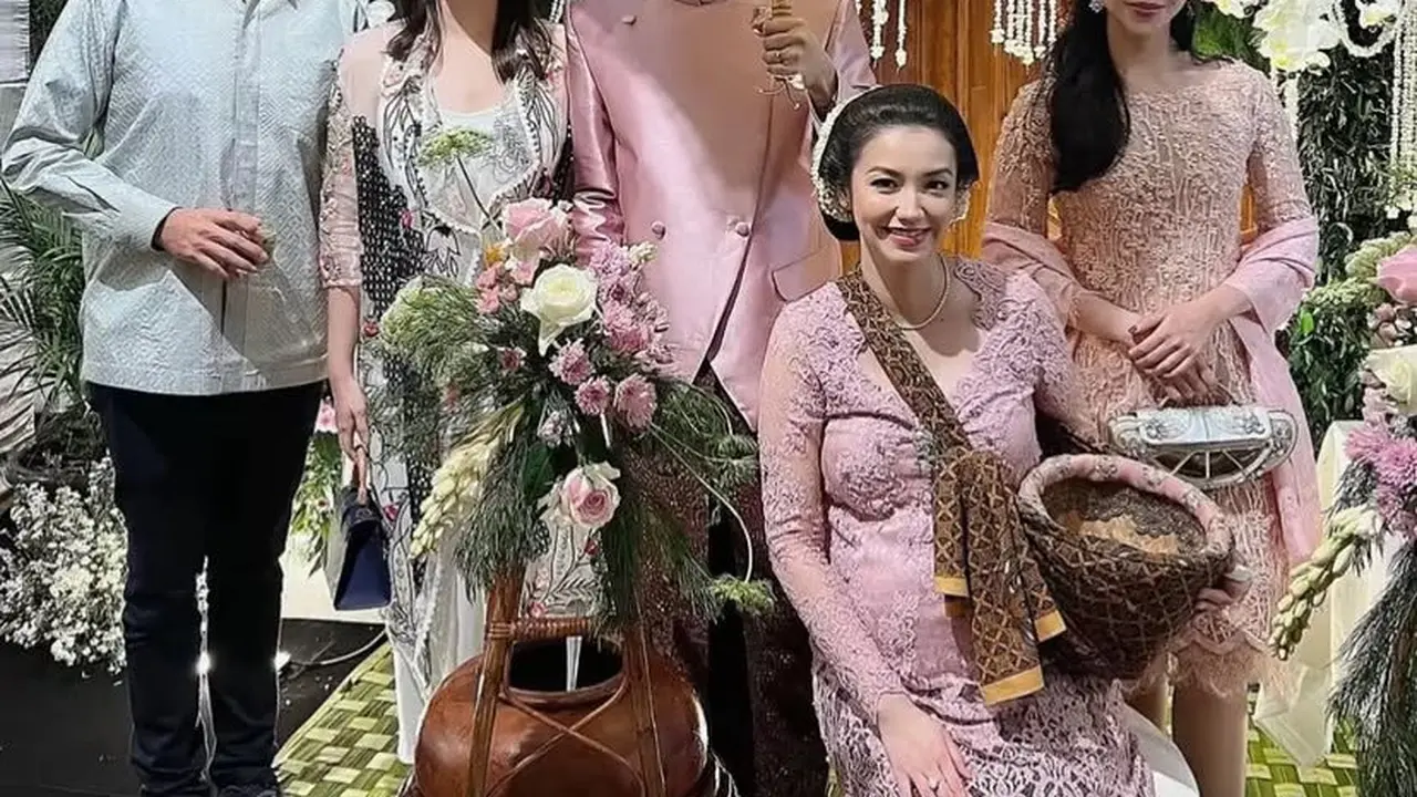 6 Potret Tujuh Bulanan Kehamilan Pertama Velove Vexia dengan Adat Jawa ...