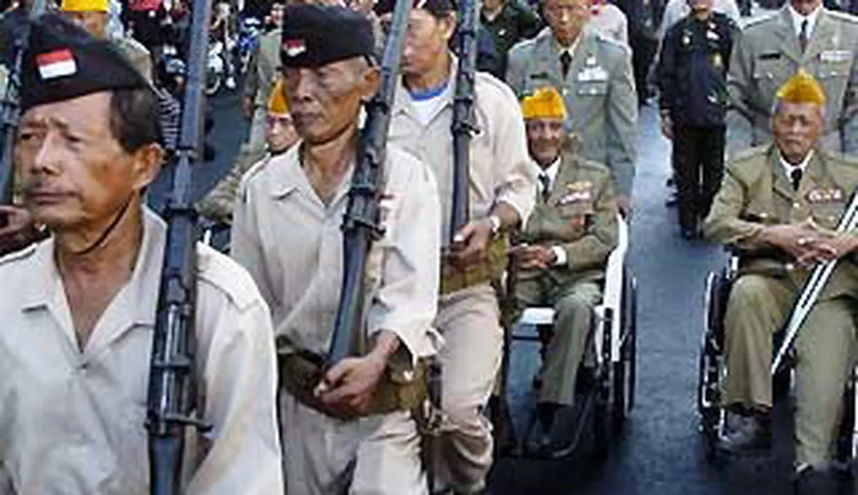 Sejumlah anggota veteran, mengenakan kostum perang 10 November 1945 ...
