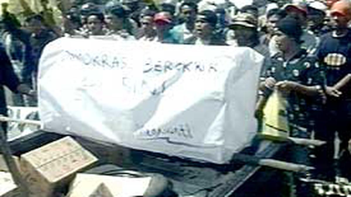 PMII Jatim Berdemo Memprotes Pemerintahan Mega-Hamzah - News Liputan6.com