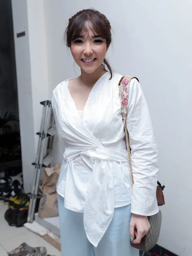 Pakai Kain Tradisional, Gisel Perlihatkan Lekuk Tubuh - ShowBiz ...