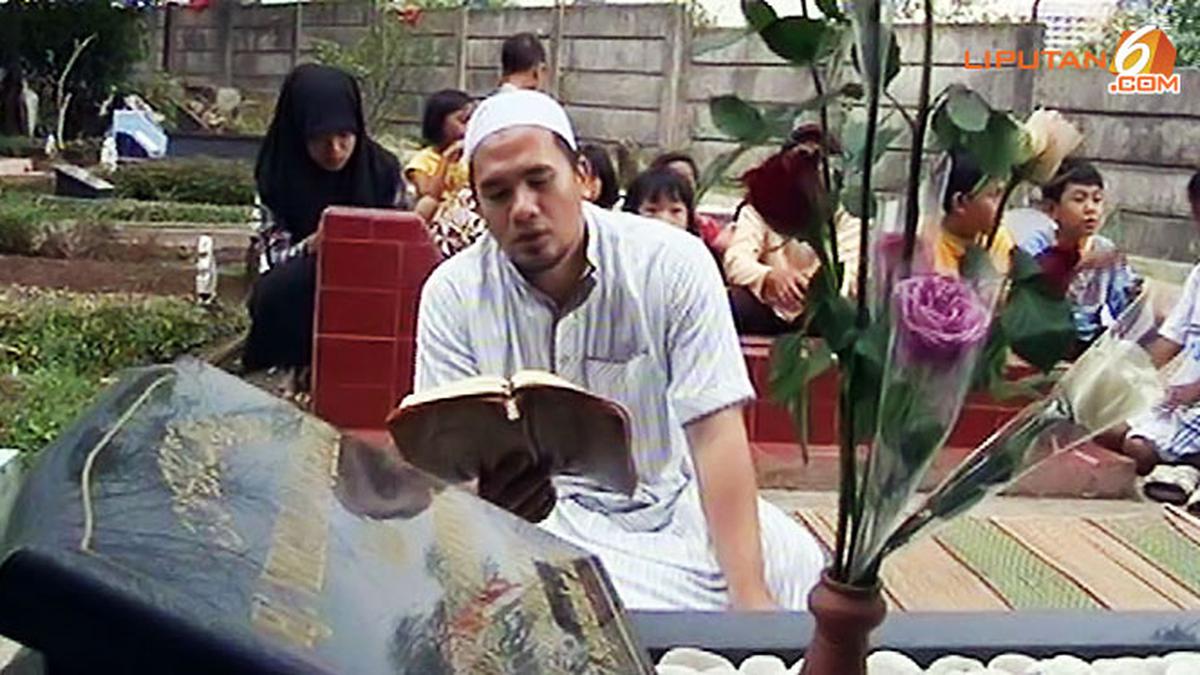[VIDEO] Saipul Jamil Berziarah ke Makam Istri - ShowBiz Liputan6.com
