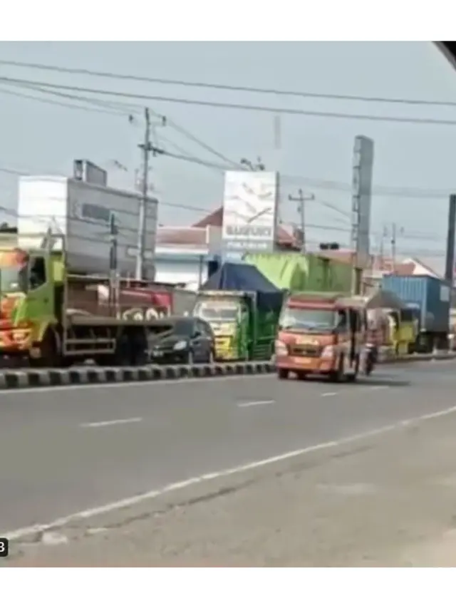 Gara-Gara Sopir Truk Beli Siomay, Puluhan Kendaraan Ini Terjebak Macet Panjang - Hot Liputan6.com