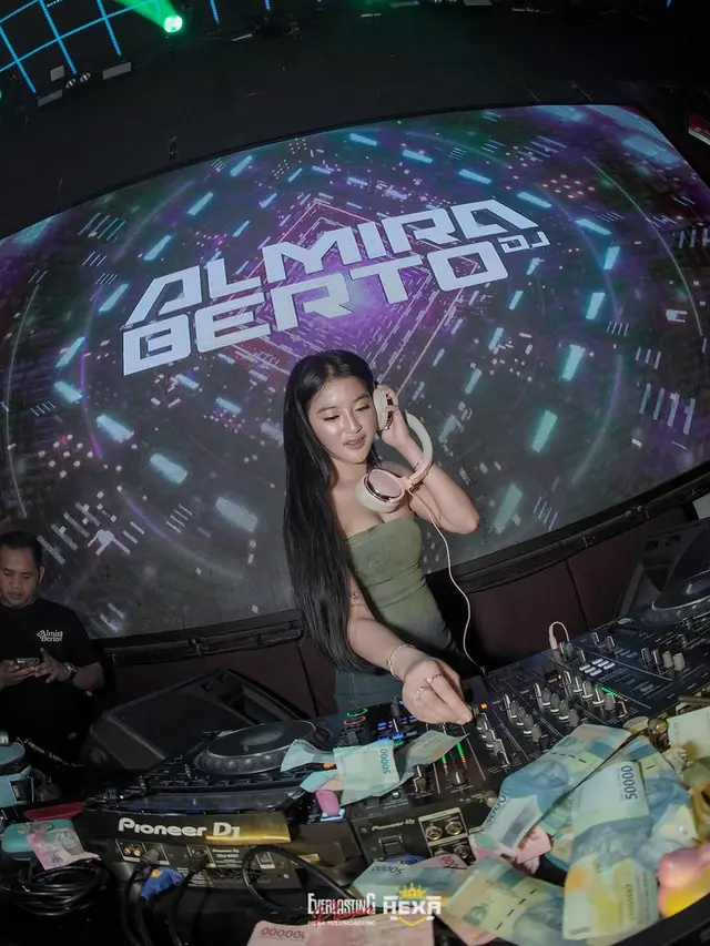 Resmi Jadi Istri Hanis Sagara Eks Timnas, Ini 7 Potret Almira Juanita ...