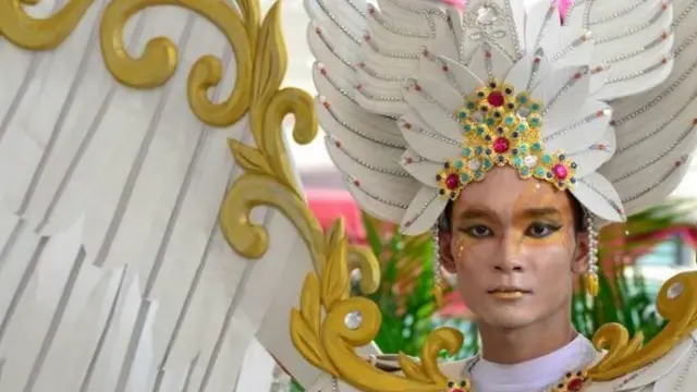 Icaruz dengan Sayap Burung Blekok di Karnaval Semarang - Regional ...