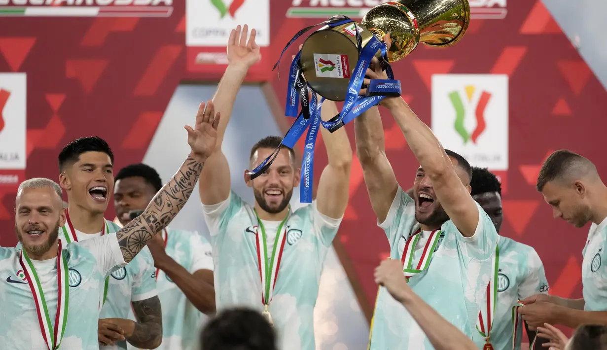 Selamat! Inter Milan Angkat Trofi Coppa Italia 2022/2023 - Foto ...