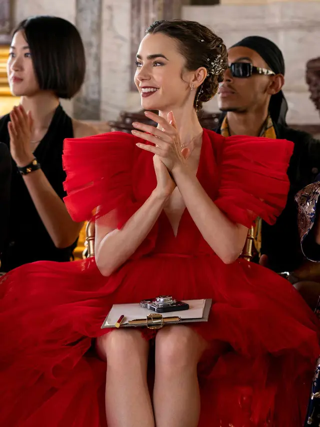 Selalu Tampil Menonjol, Ini 18 Outfit Terbaik Lily Collins dalam Serial ...