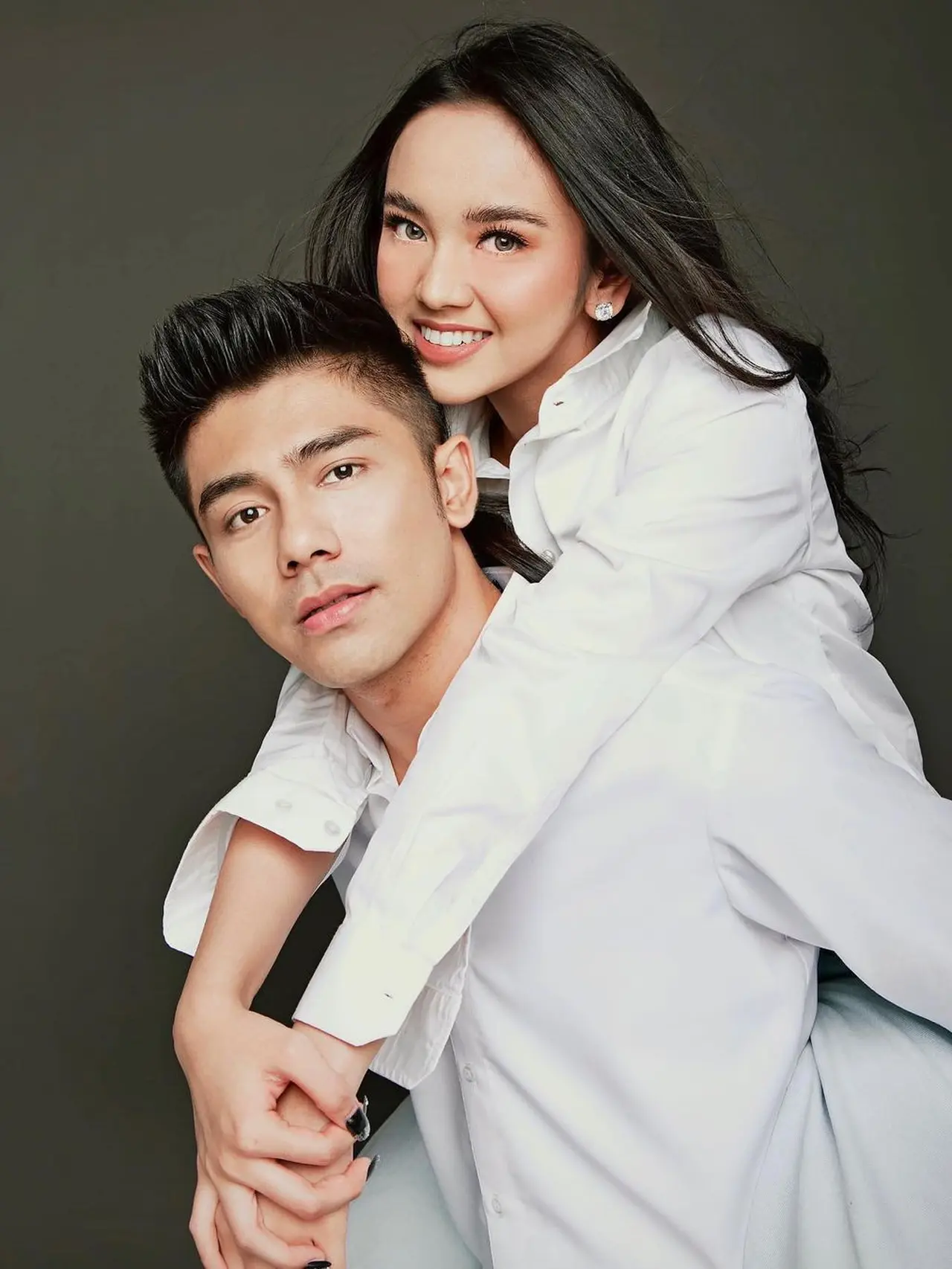 7 Gaya Photoshoot Lyodra Ginting dan Riza Syah, Makin Lengket - Hot ...