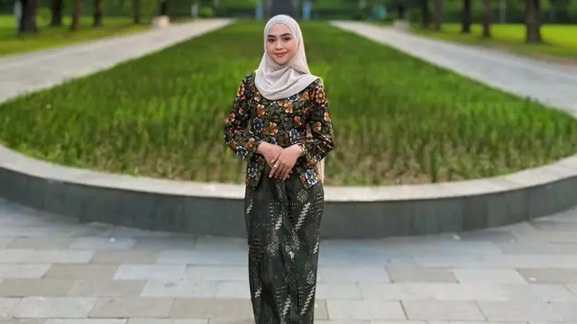 6 Detail Ria Ricis dalam Balutan Kebaya Floral yang Memukau, Asyik ...