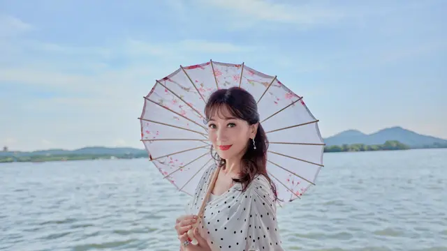 Potret Terbaru Angie Chiu Si Ular Putih, Tetap Jelita Jelang Usia 67 ...