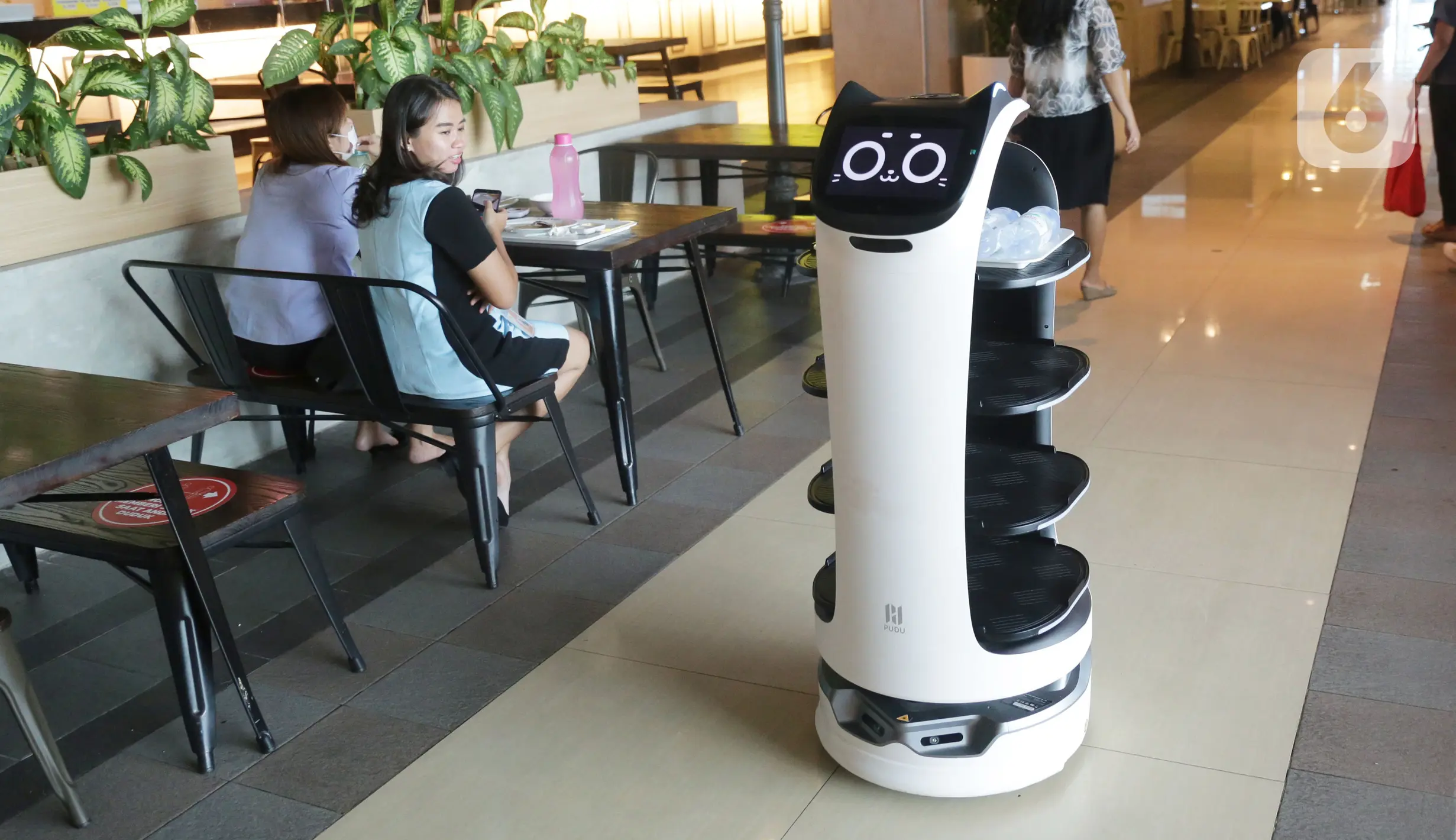 FOTO: Ada Robot Pengantar Makanan di Mal Tangerang - Foto Liputan6.com