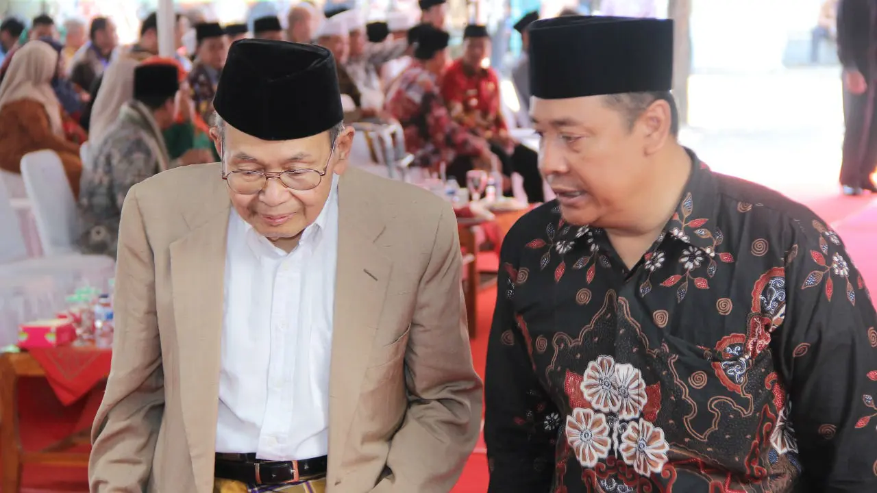 Mengenang Mbah Din, Sesepuh Pondok Pesantren Buntet Cirebon - Regional ...