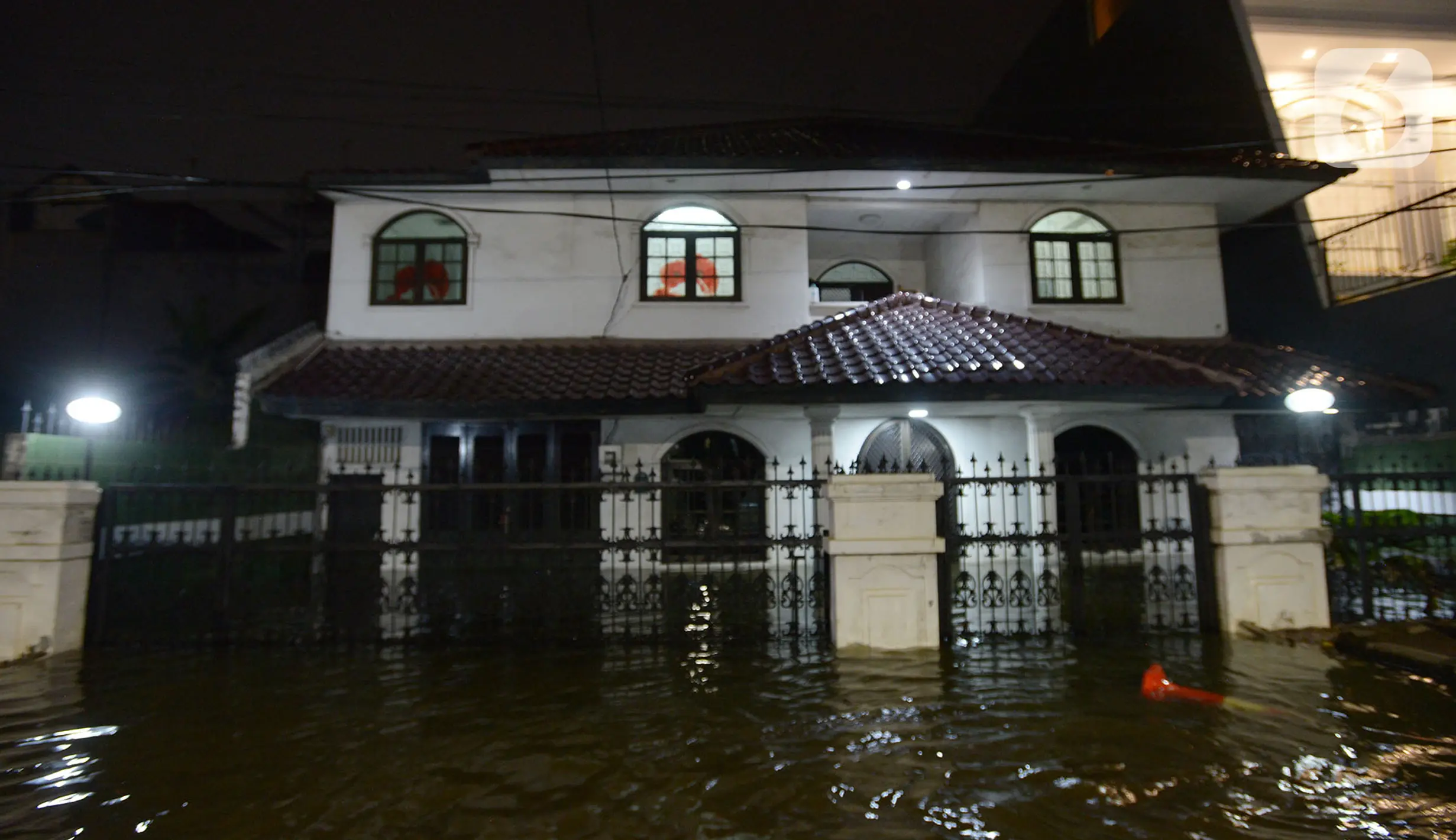 FOTO: Banjir Rob Masih Genangi Kawasan Muara Baru hingga Malam - Foto Liputan6.com