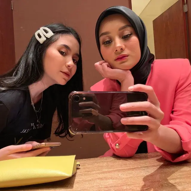 Jadi Bridesmaid, Ini 6 Potret Persahabatan Dinda Hauw dan Ashilla Eks Blink - Hot Liputan6.com