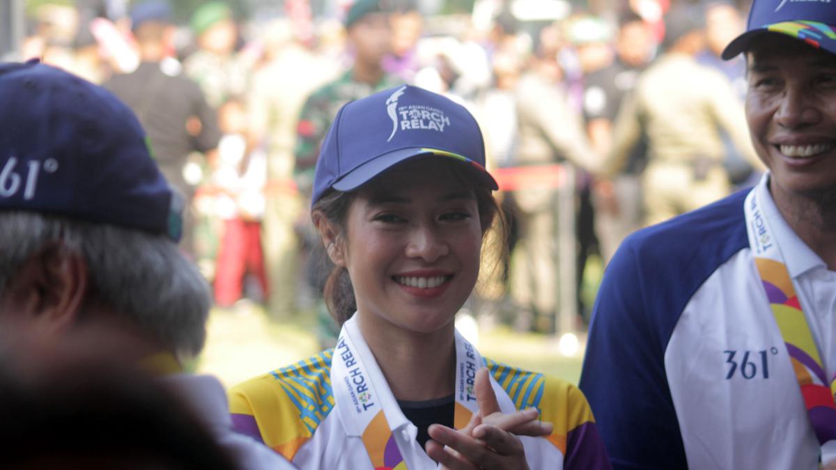 Pesona Dian Sastro dan Sepeda Tua pada Kirab Obor Asian Games di Solo
