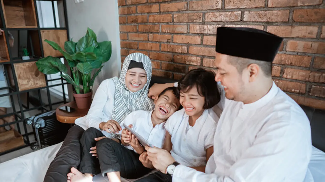 Orangtua Wajib Tahu! Begini Cara Mendidik Anak dalam Islam Menurut Tahapan Umur - Islami ...