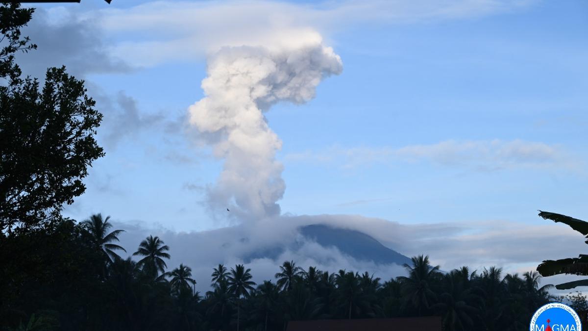 Gunung Ibu Erupsi Lagi, Semburkan Abu Vulkanik 2.000 Meter ke Arah Barat - Regional Liputan6.com