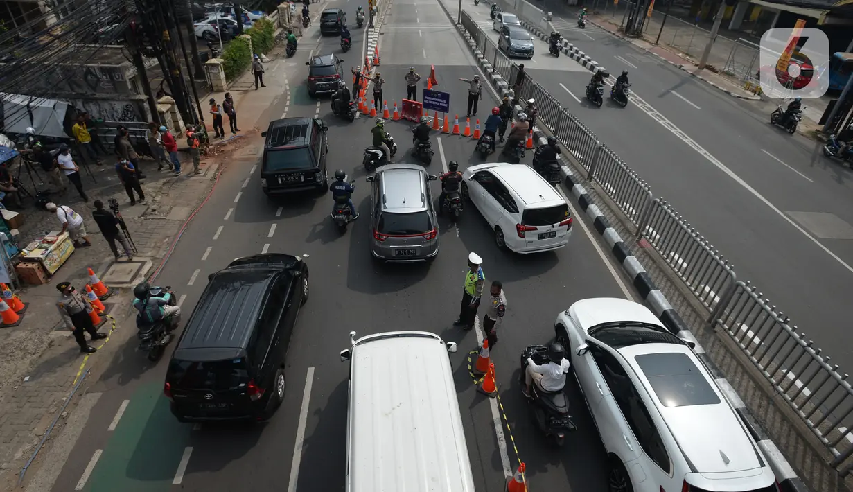 FOTO: Hari Pertama Penambahan Penyekatan di Mampang - Foto Liputan6.com
