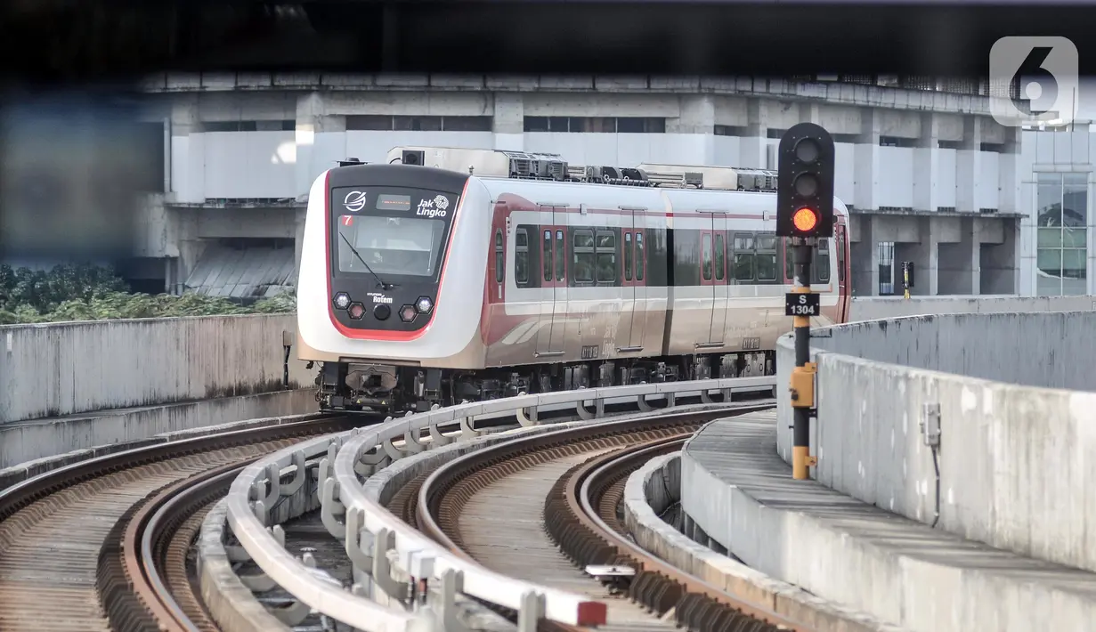 FOTO: Antusiasme Warga Naik LRT Gratis di Ulang Tahun Jakarta - Foto ...