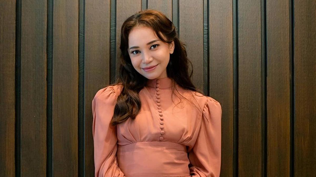 6 OOTD Rossa dengan Sejumlah Tas Mahal, Berapa Harganya?