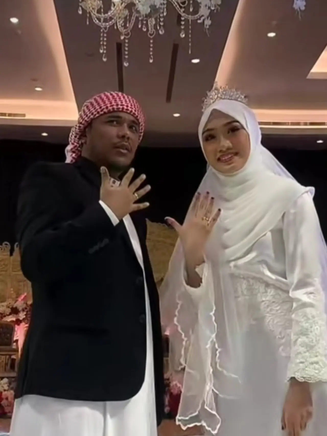 10 Momen Pernikahan Mamat Alkatiri dan Nafha Firah, Tangis Pecah Usai ...