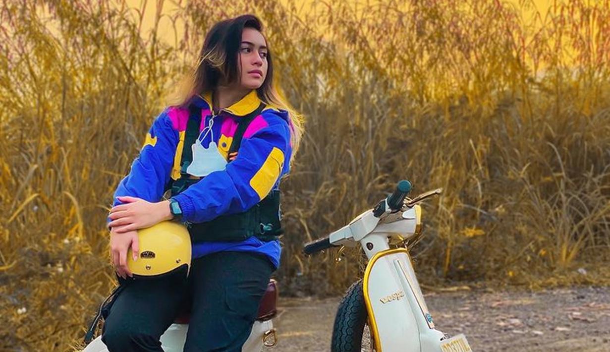 Anak Motor, Ini Penampilan Boyish Sintya Marisca saat Naik Vespa
