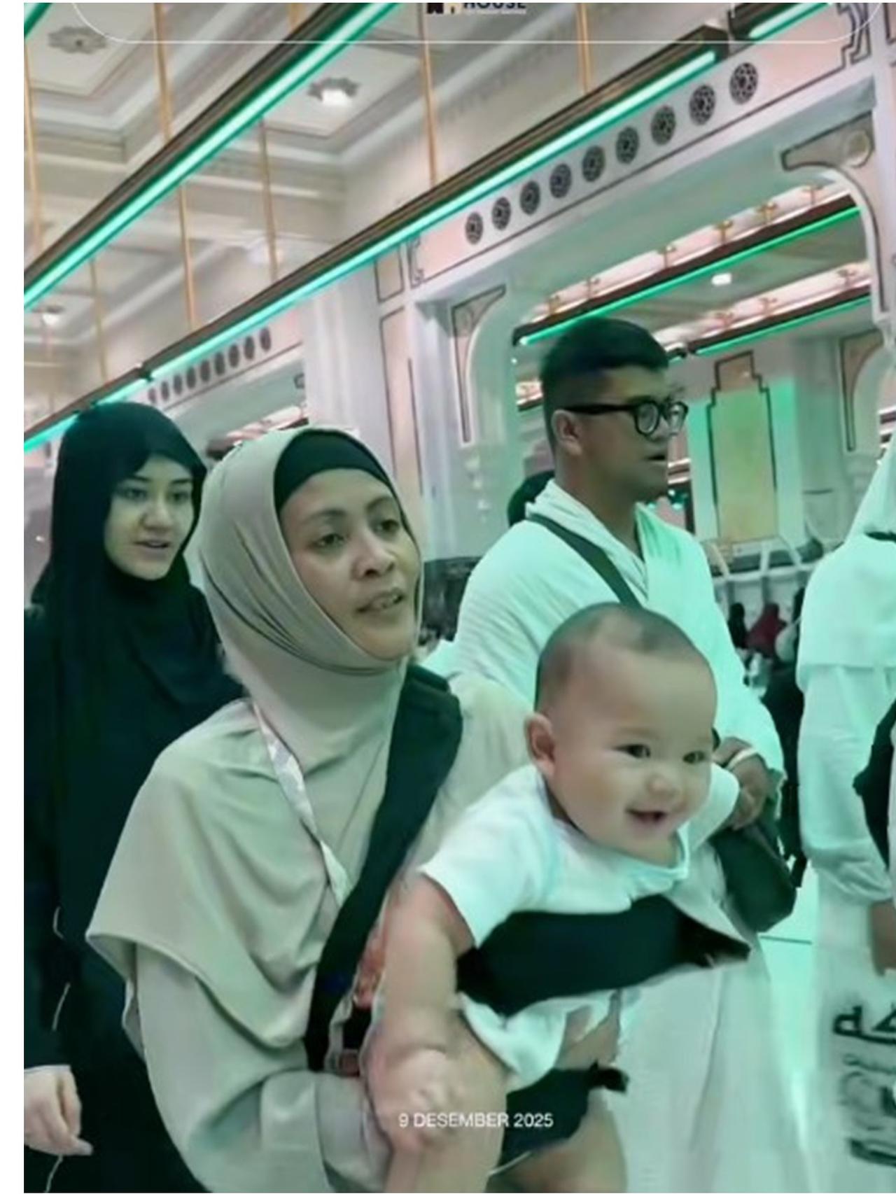 6 Potret Baby Arash Umrah di Usia 6 Bulan, Aaliyah & Thariq Ungkap Rasa ...