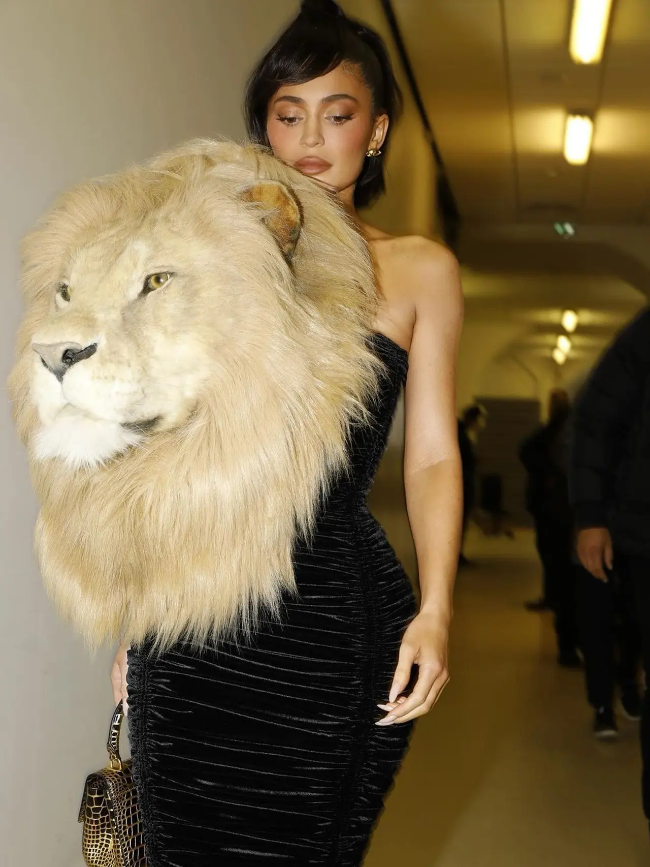 Gaun Kepala Singa Kylie Jenner di Paris Fashion Week 2023, Dipuji PETA Dihujat Warganet ...