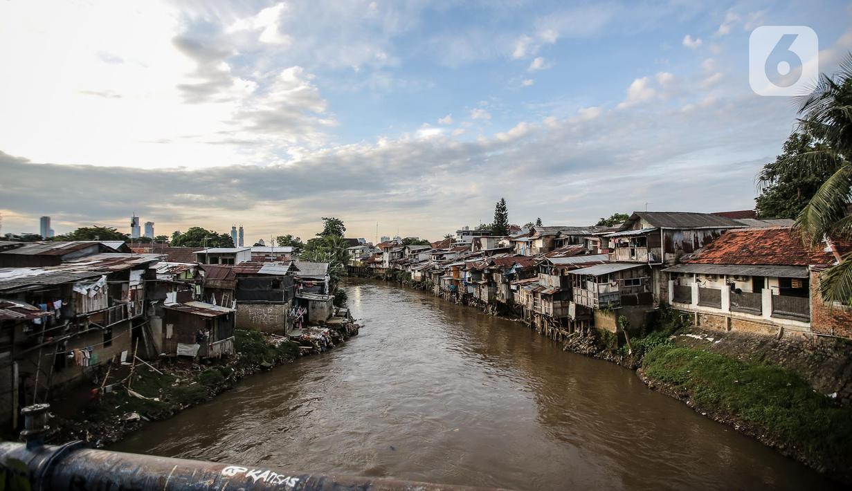 Kondisi Permukiman Padat Penduduk di Bantaran Kali Ciliwung - Page 1 ...
