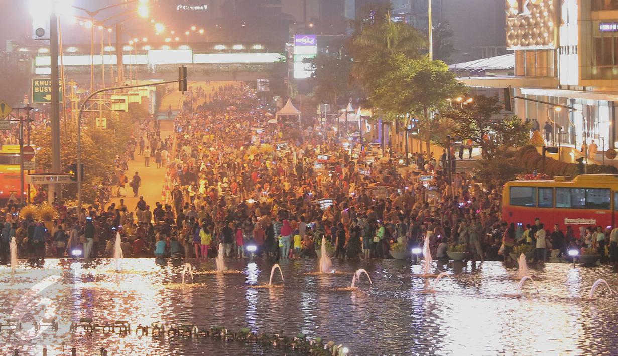 Keramaian Kawasan Bundaran HI Jelang Pergantian Tahun - Foto Liputan6.com