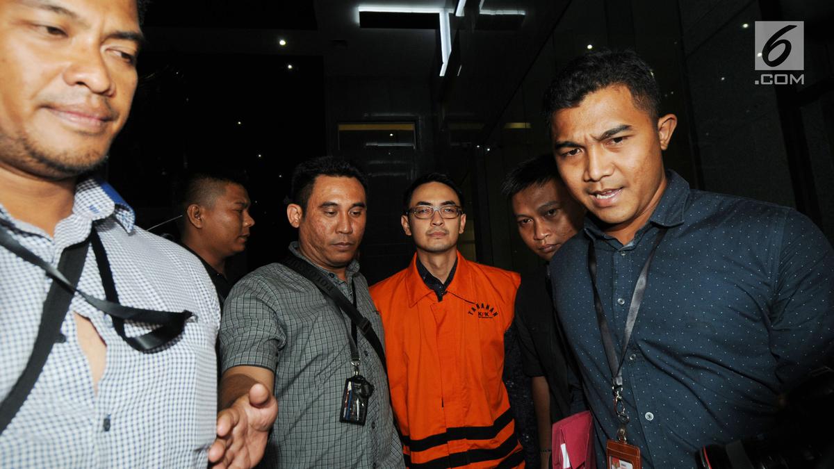 FOTO: Resmi Ditahan KPK, Zumi Zola Kenakan Rompi Oranye - Foto Liputan6.com