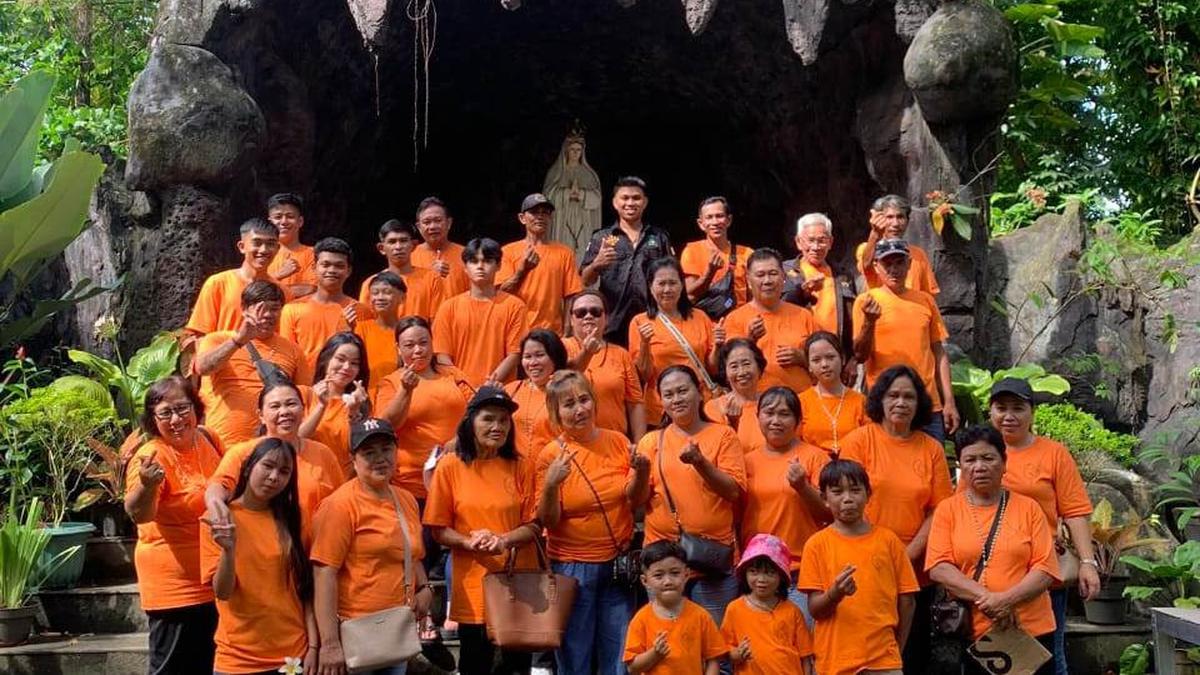 Devosi Bunda Maria, Umat Katolik Kawangkoan Minahasa Berziarah Lewati ...