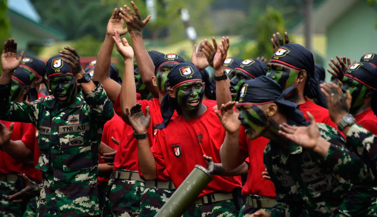 FOTO: Atraksi Memukau Prajurit TNI Yonif Raider 112/Dharma Jaya - Foto ...