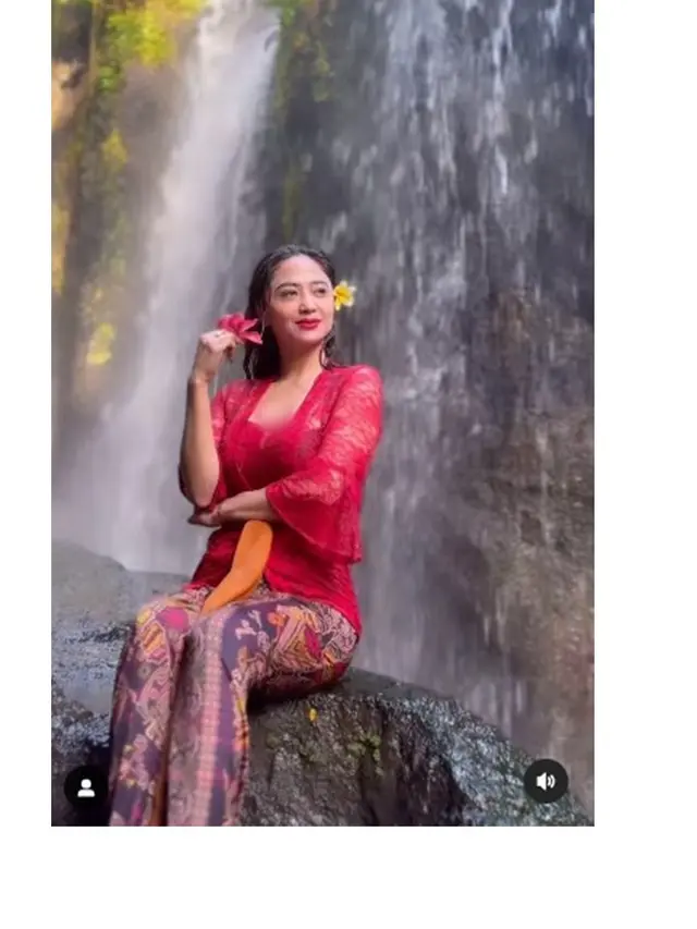 7 Potret Dewi Perssik Liburan di Bali, Ikut Jalani Ritual Melukat - Hot Liputan6.com