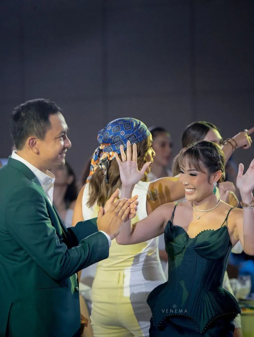 Pesona Ayu Dewi dalam Busana Glamor, 6 Potret Inspirasi Tampil Mewah dan Elegan - Photo Fimela.com