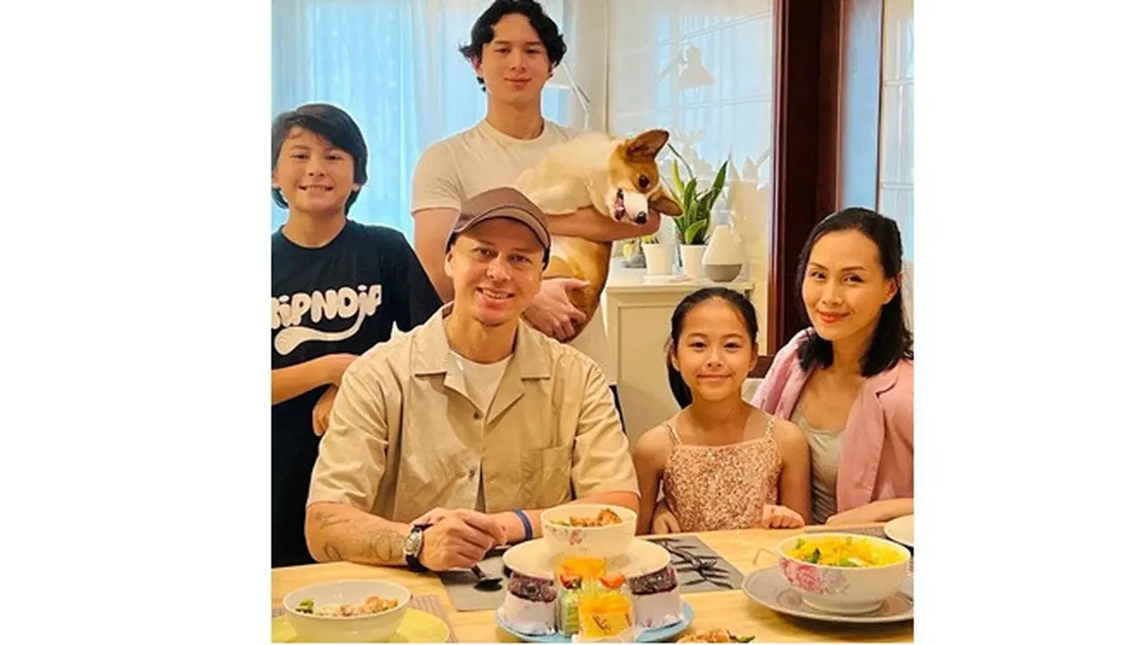 6 Potret Kebersamaan Pierre Roland 'Gerhana' dan Sang Putri yang Idap ...