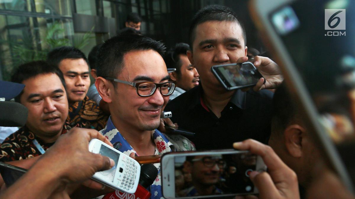 FOTO: Senyum Zumi Zola Usai Diperiksa KPK - Foto Liputan6.com