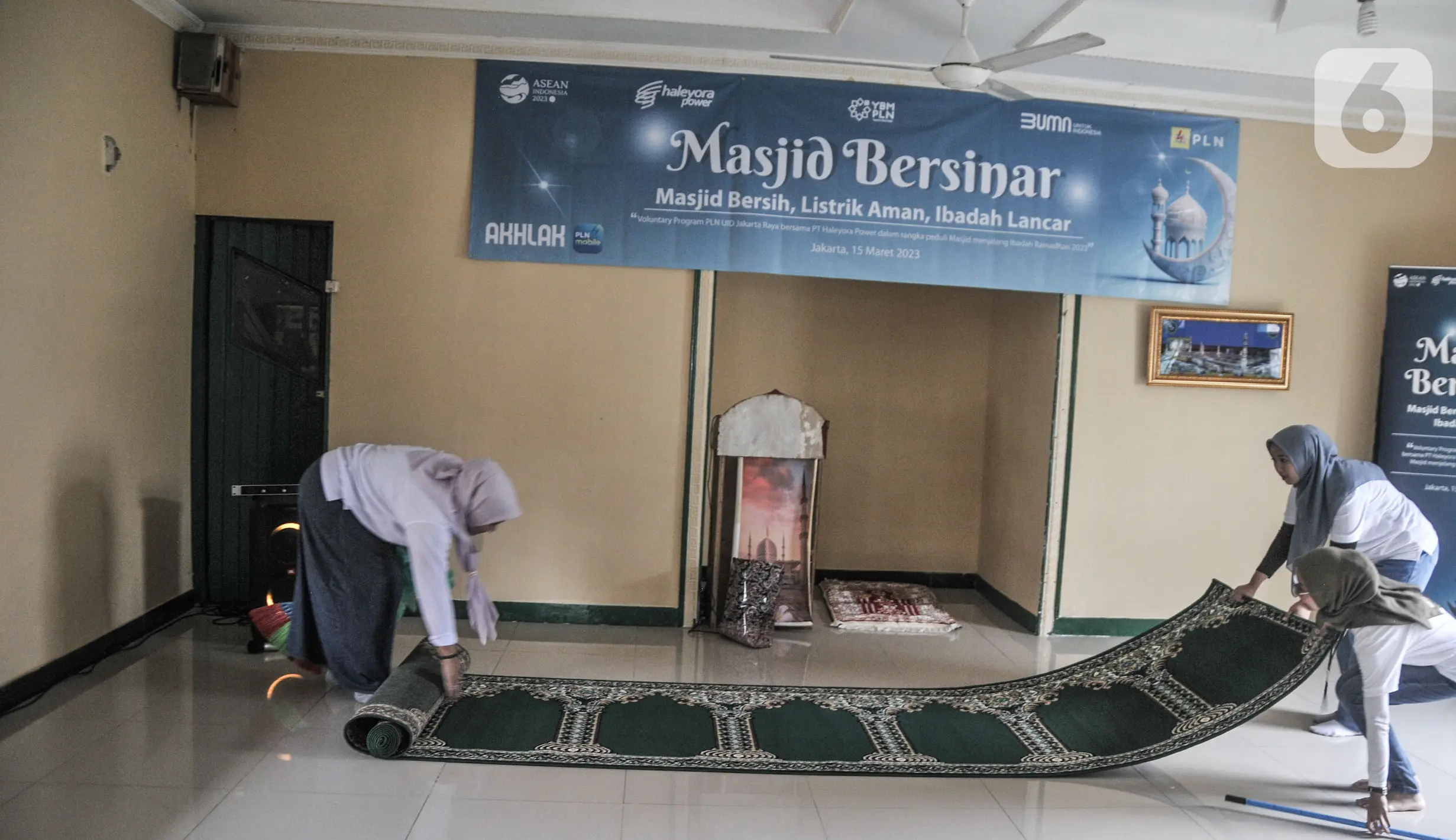 PLN Cek Kelistrikan Musala di Bantaran Rel KA Jelang Ramadan - Foto ...