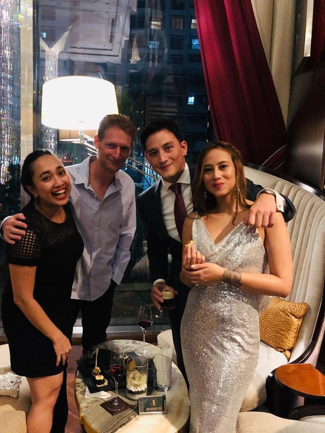 6 Potret Pertunangan Mike Lewis dan Janisaa Pradja, Romantis Sambil ...
