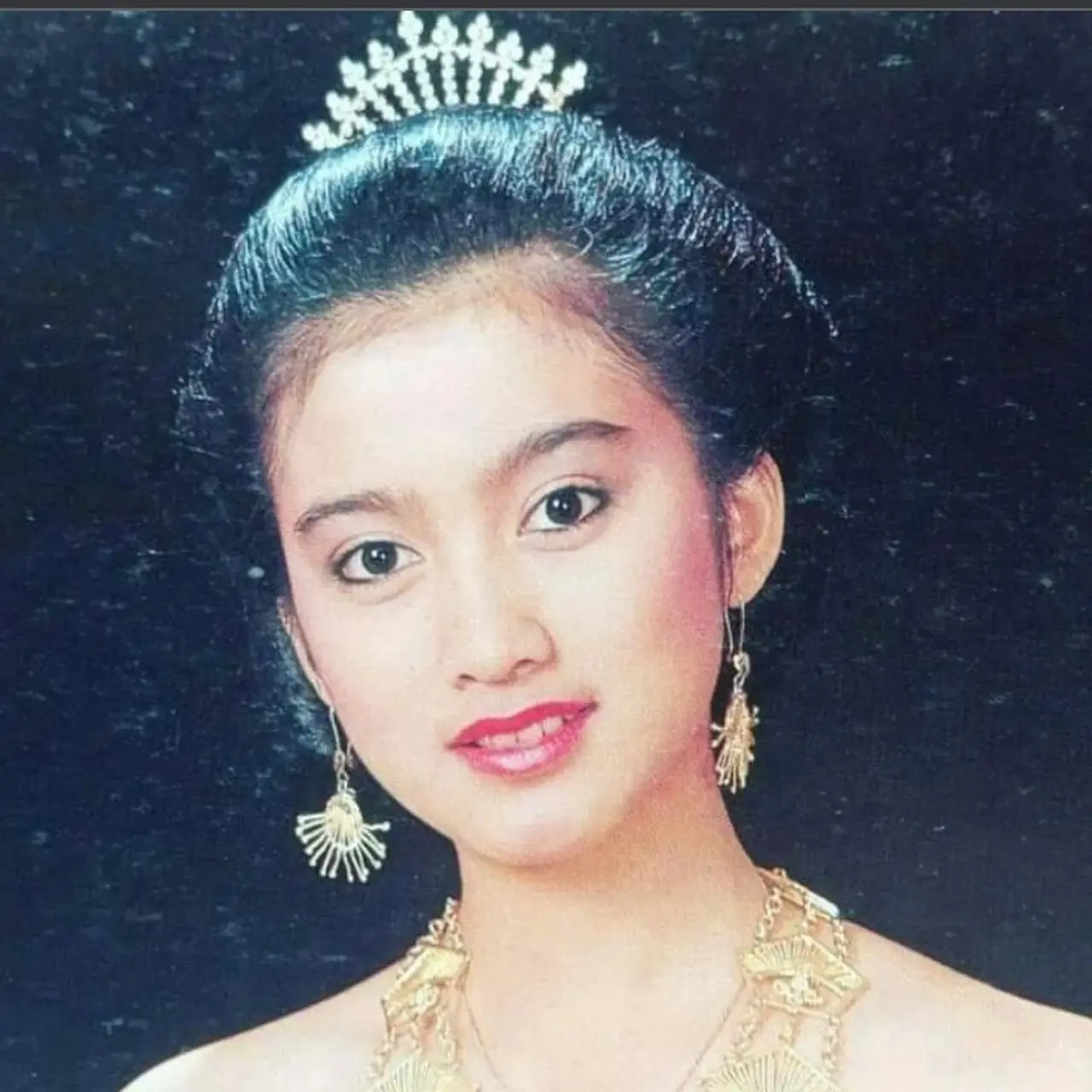 10 Potret Desy Ratnasari Muda, Sosok Kecantikan Alami Pribumi yang ...