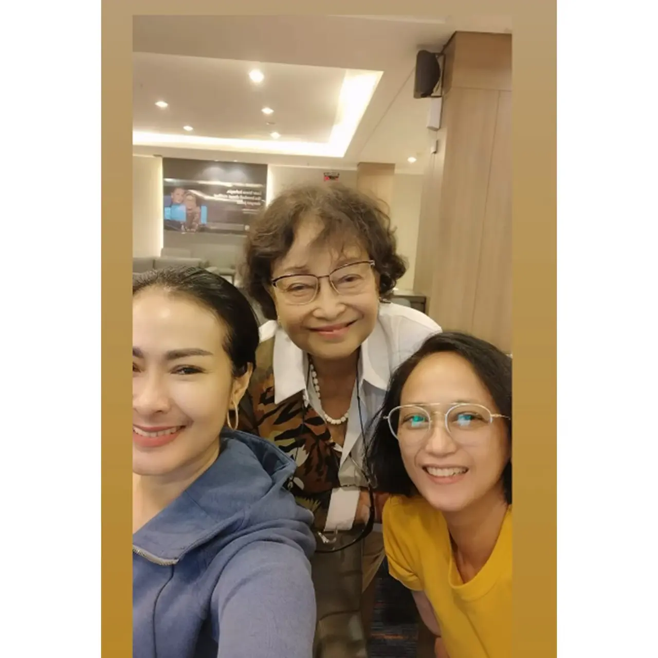 6 Potret Kenangan Iis Dahlia dan Ibu Mertua, Tak Bisa Menemani di Detik Terakhir - Hot Liputan6.com