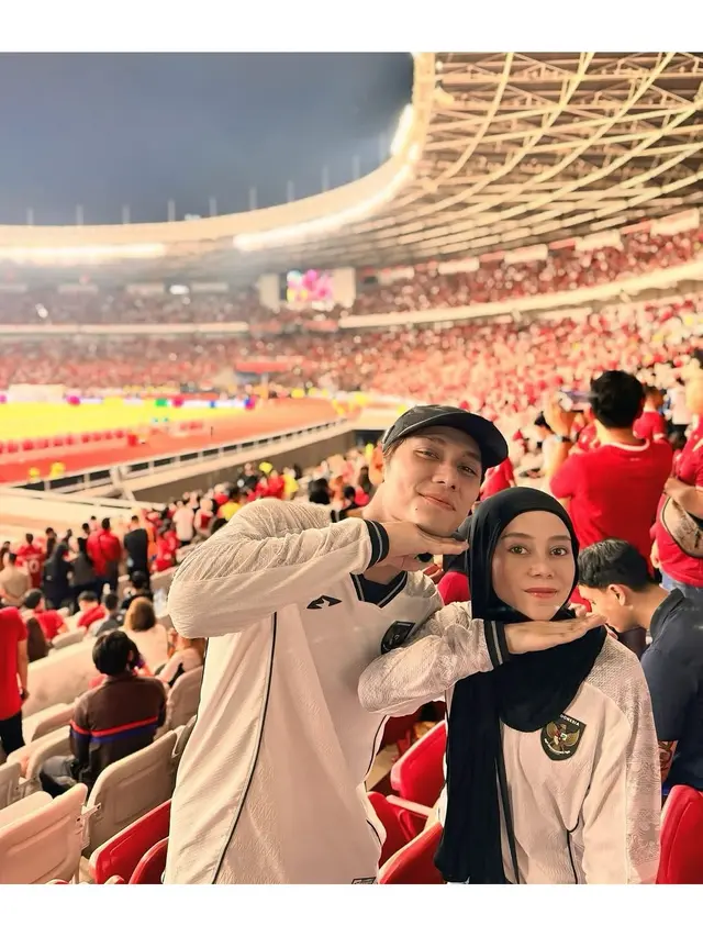 7 Potret Lesti Kejora Temani Rizky Billar Nonton Sepak Bola di Berbagai Negara - Hot Liputan6.com