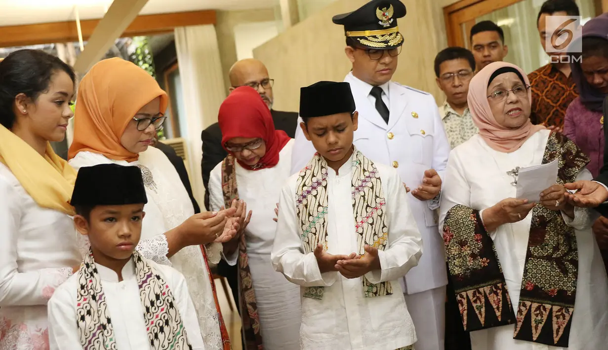 PHOTO: Doa Bersama Iringi Keberangkatan Anies Baswedan ke Masjid Sunda Kelapa - Foto Liputan6.com