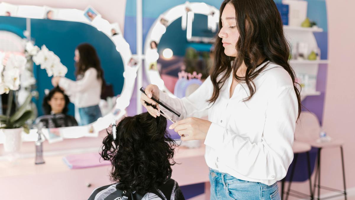 Tengok 5 Model Rambut Perempuan yang Tetap Hits, Bisa Dicoba! - Beauty ...