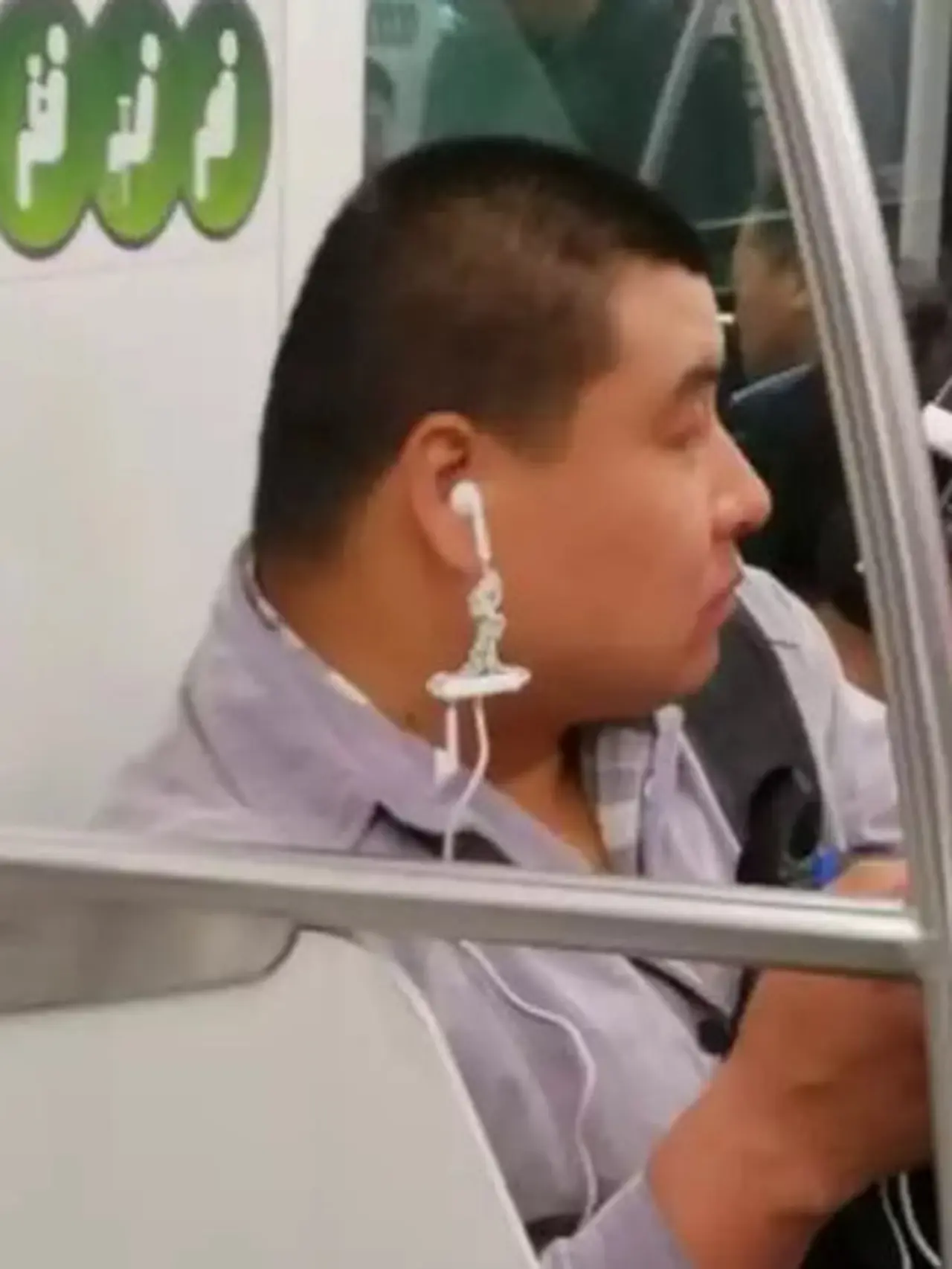 6 Momen Gokil Pakai Earphone Ini Kelewat Absurd, Bikin Geleng Kepala ...
