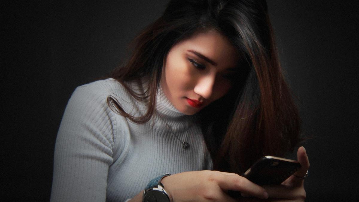 5 tanda dia diam-diam menyukaimu - Lifestyle Fimela.com