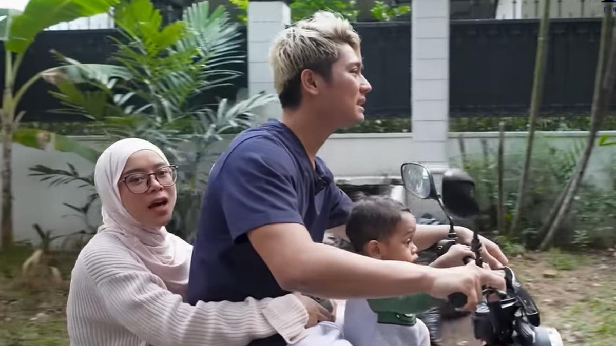 Potret Lesti Kejora bareng Rizky Billar dan Anak Keliling Komplek, Jajan Bakso Gerobak ...