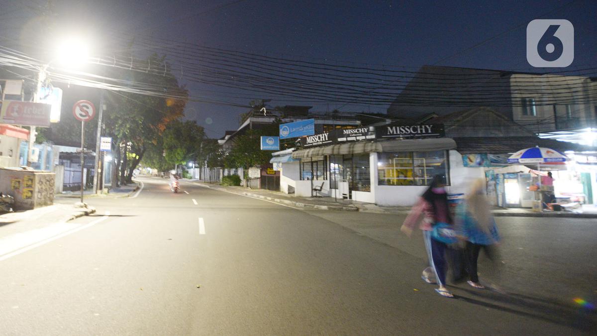 FOTO: Malam Takbiran, Akses Jalan Tebet Utara Ditutup